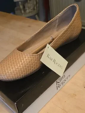 Kim Rogers | Shoes | Kim Rogers Natural Amelia Flat With Memory Foam ...